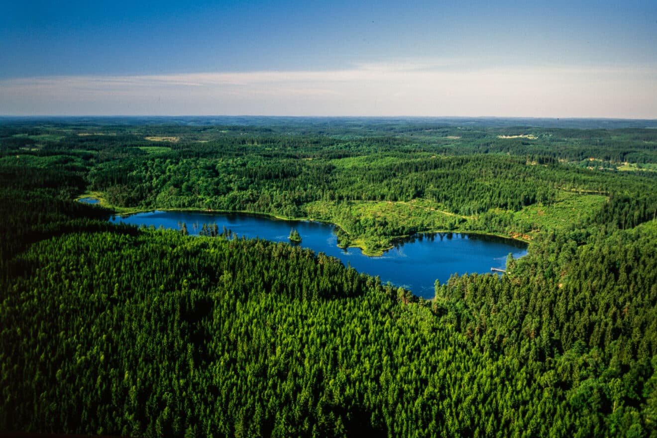 Les eaux bleues des lacs menacées par le réchauffement climatique ...